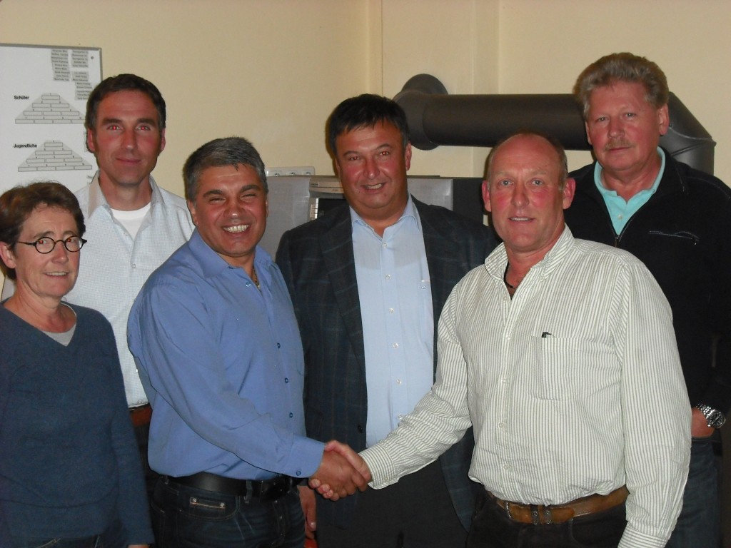 v.l.n.r.: Schriftführerin Beate Kißner, 2. Vorstand und Jugendwart ...